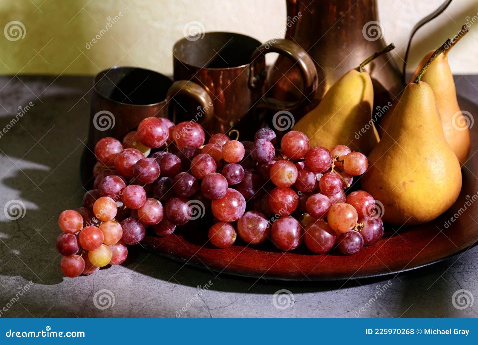 Uvas vivas e peras de pau foto de stock. Imagem de frescor - 225970268