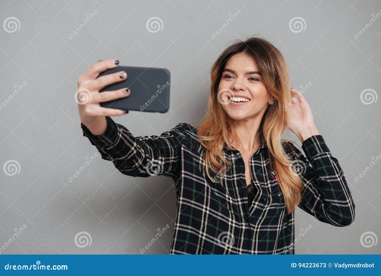 Uśmiechnięta Urocza Dziewczyna Robi Selfie Z Telefonem Komórkowym Obraz