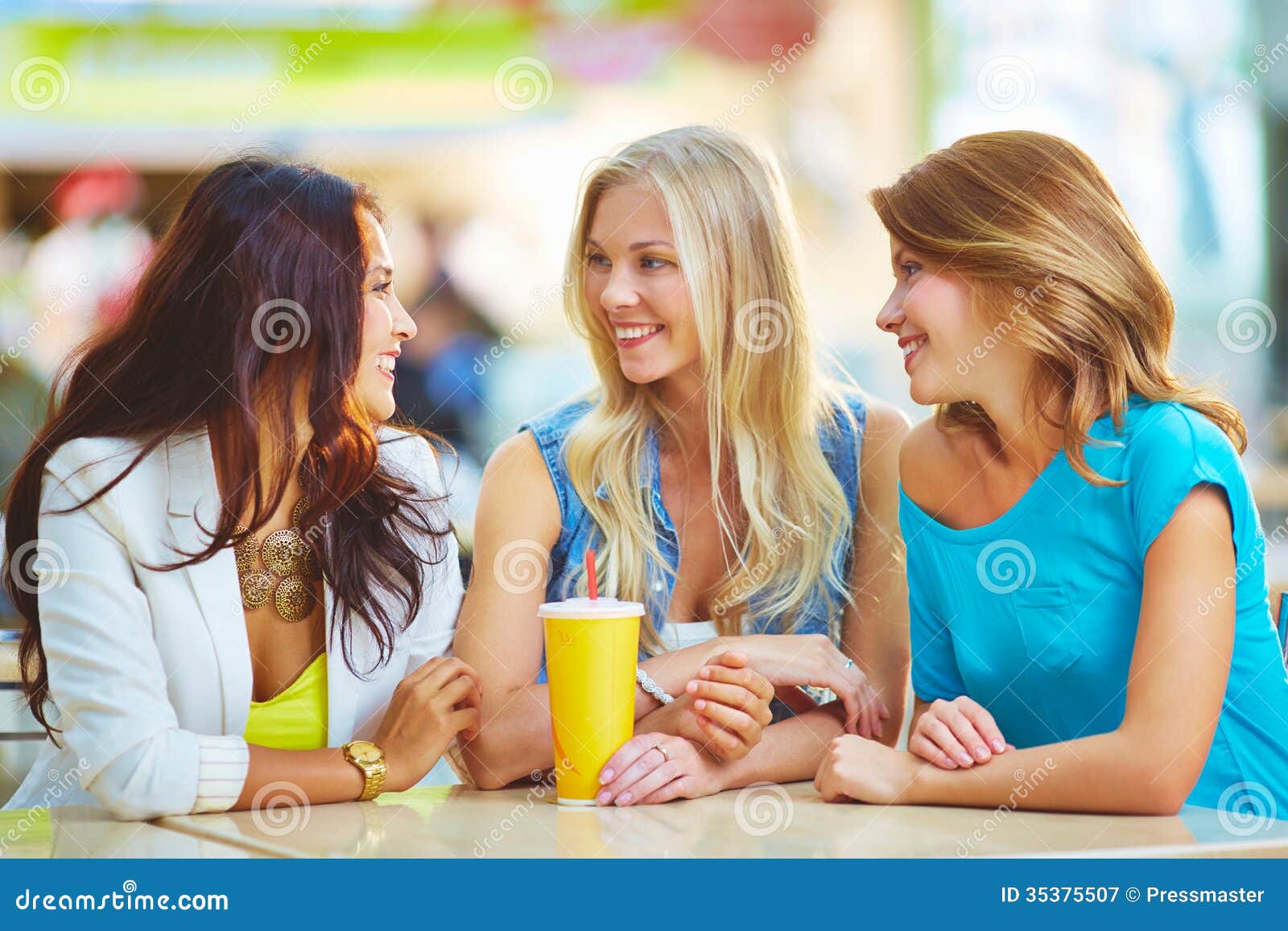 Vänligt samtal fotografering för bildbyråer. Bild av kvinnlig - 35375507