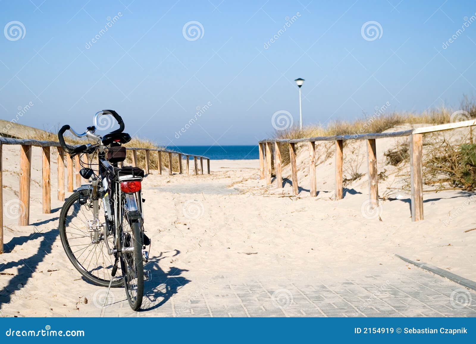 Vélo par la mer. image stock. Image du navigation, santé - 2154919