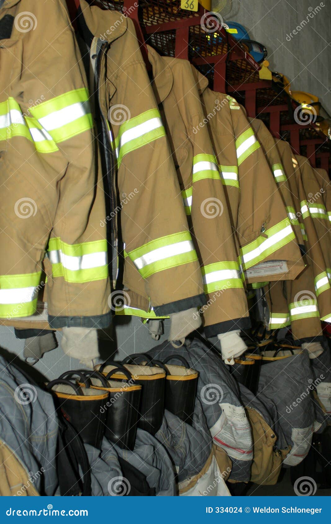 Vêtement de sapeur-pompier photo stock. Image du protégez - 334024