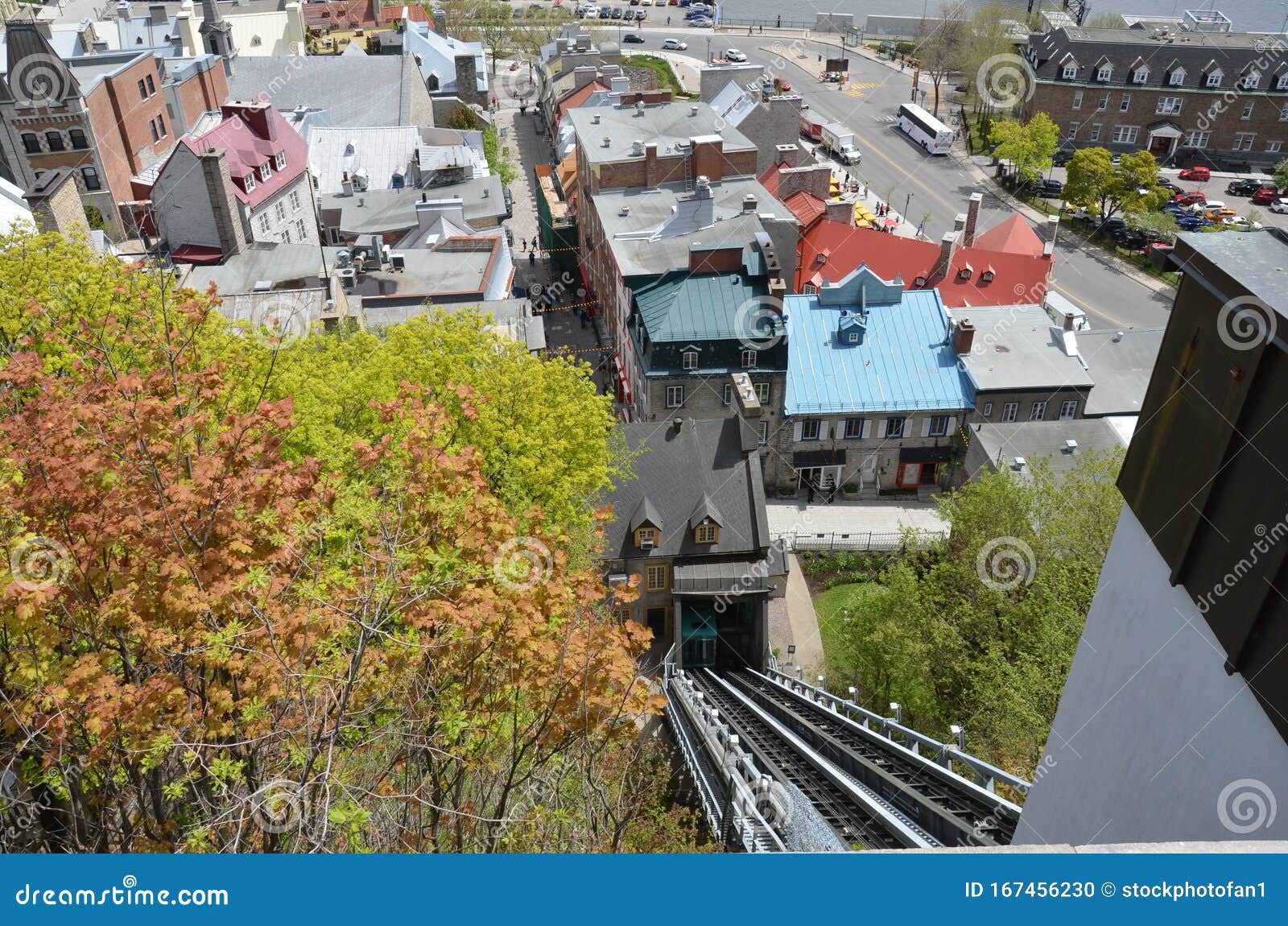 Vía Inclina En Quebec Canadá Y Edificios Foto de archivo - Imagen de ...
