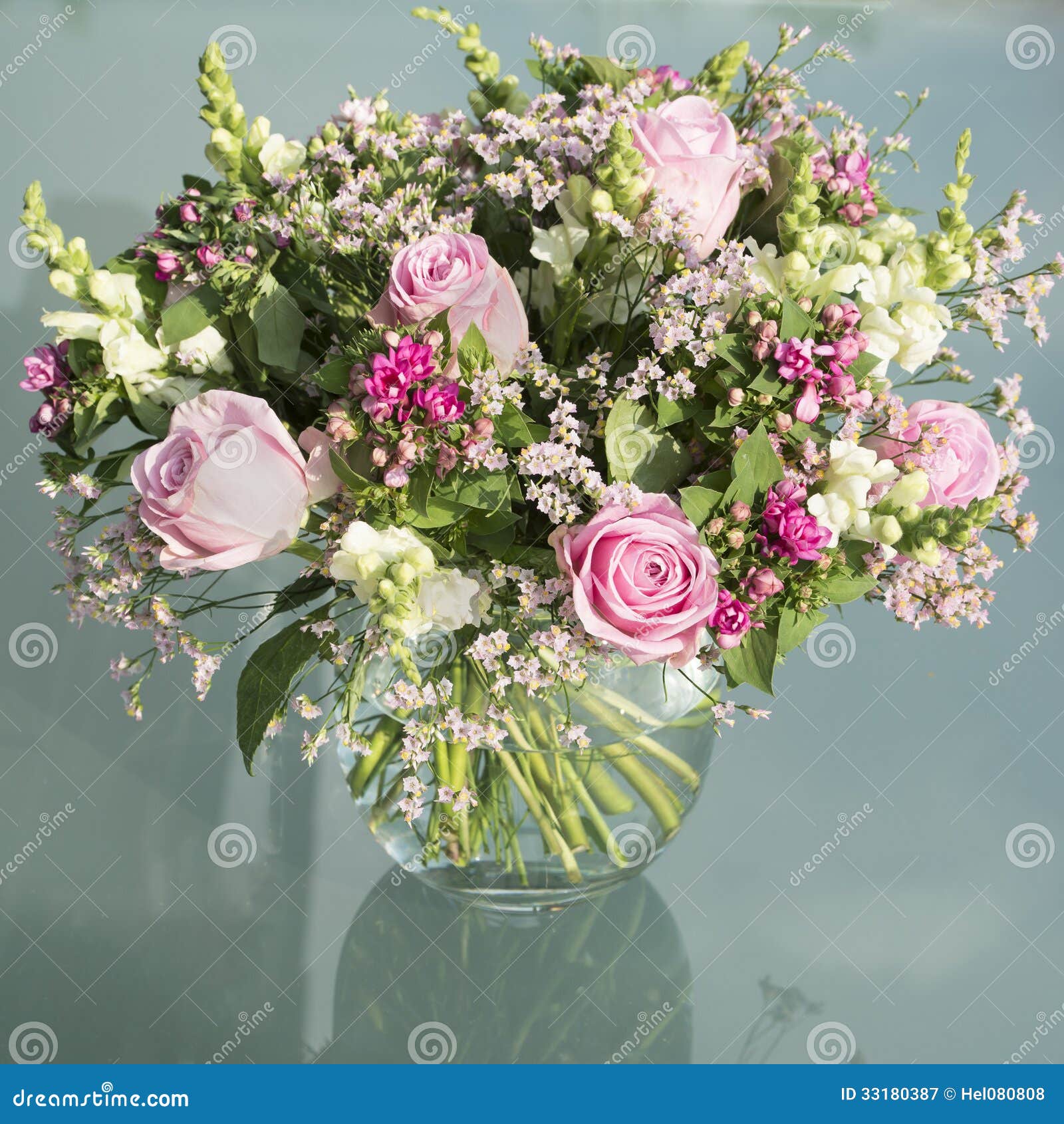 Vaas met roze bloemen stock afbeelding. Image of vaas - 33180387