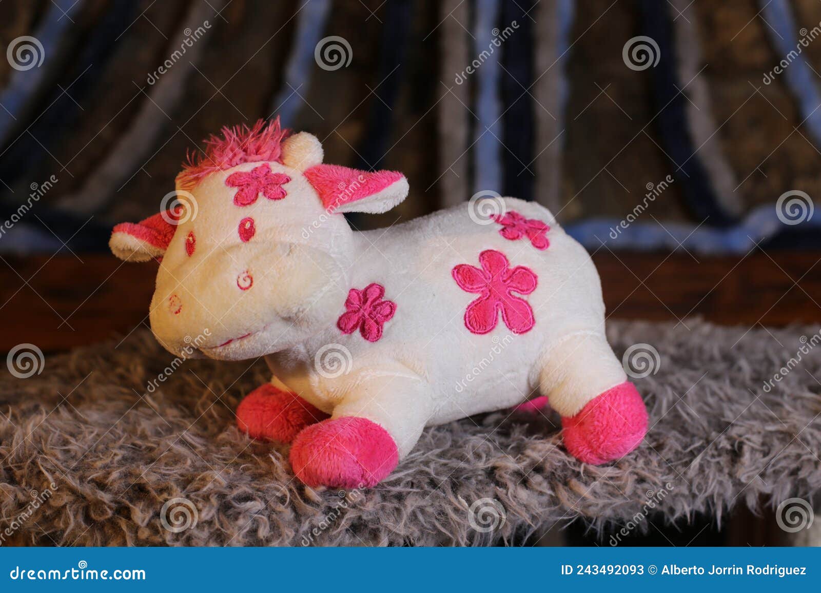 Vaca Rellena De Color Rosa Y Blanco Imagen de archivo - Imagen de ...