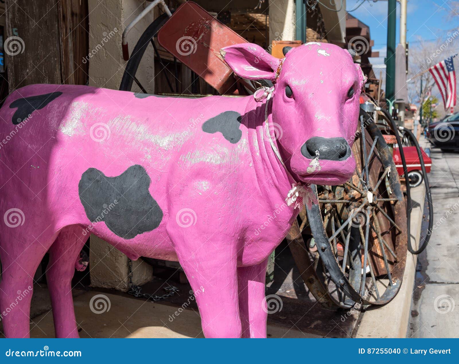 Vaca rosada con un oído foto de archivo. Imagen de cobrable - 87255040