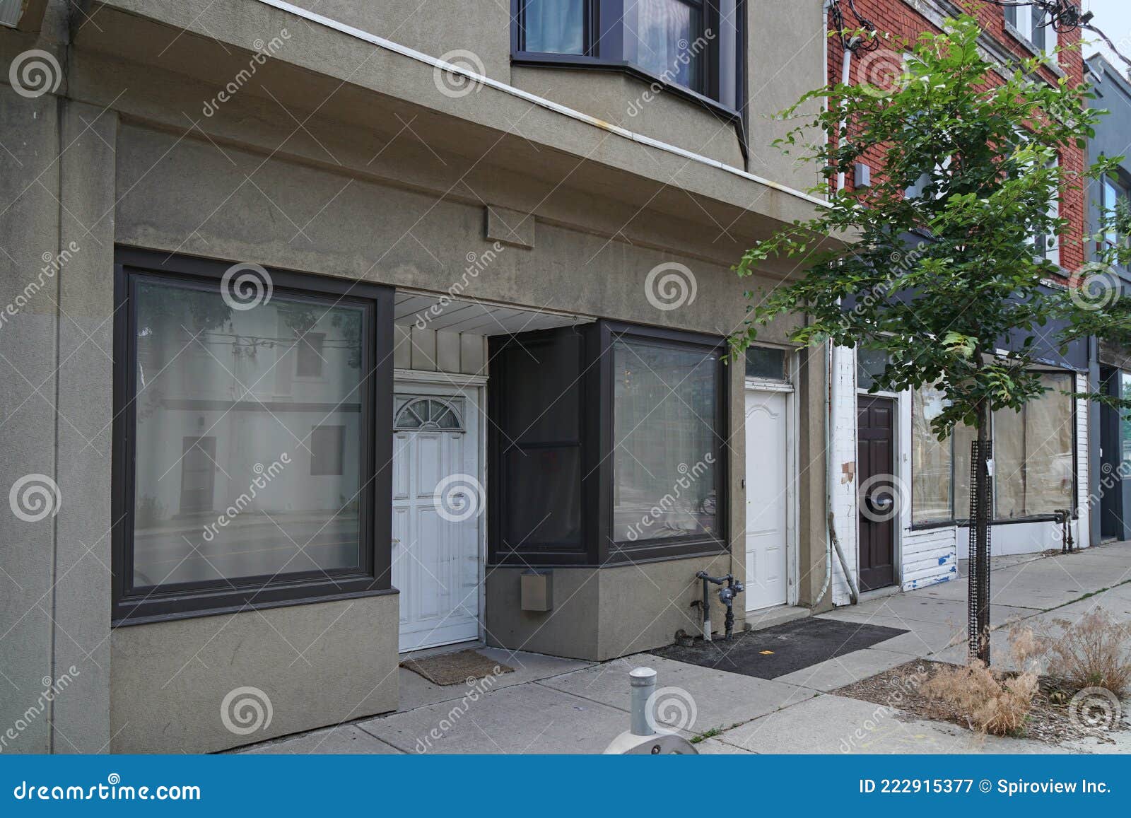 Vacant store windows stock image. Image of sight, front - 222915377