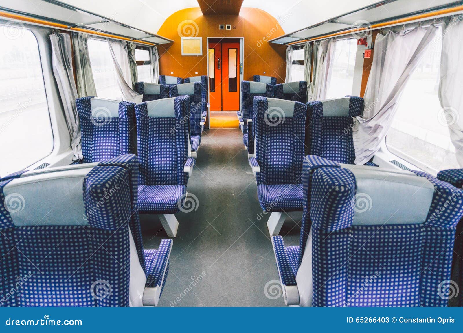 Vacie El Compartimiento Del Tren Imagen de archivo - Imagen de tela ...