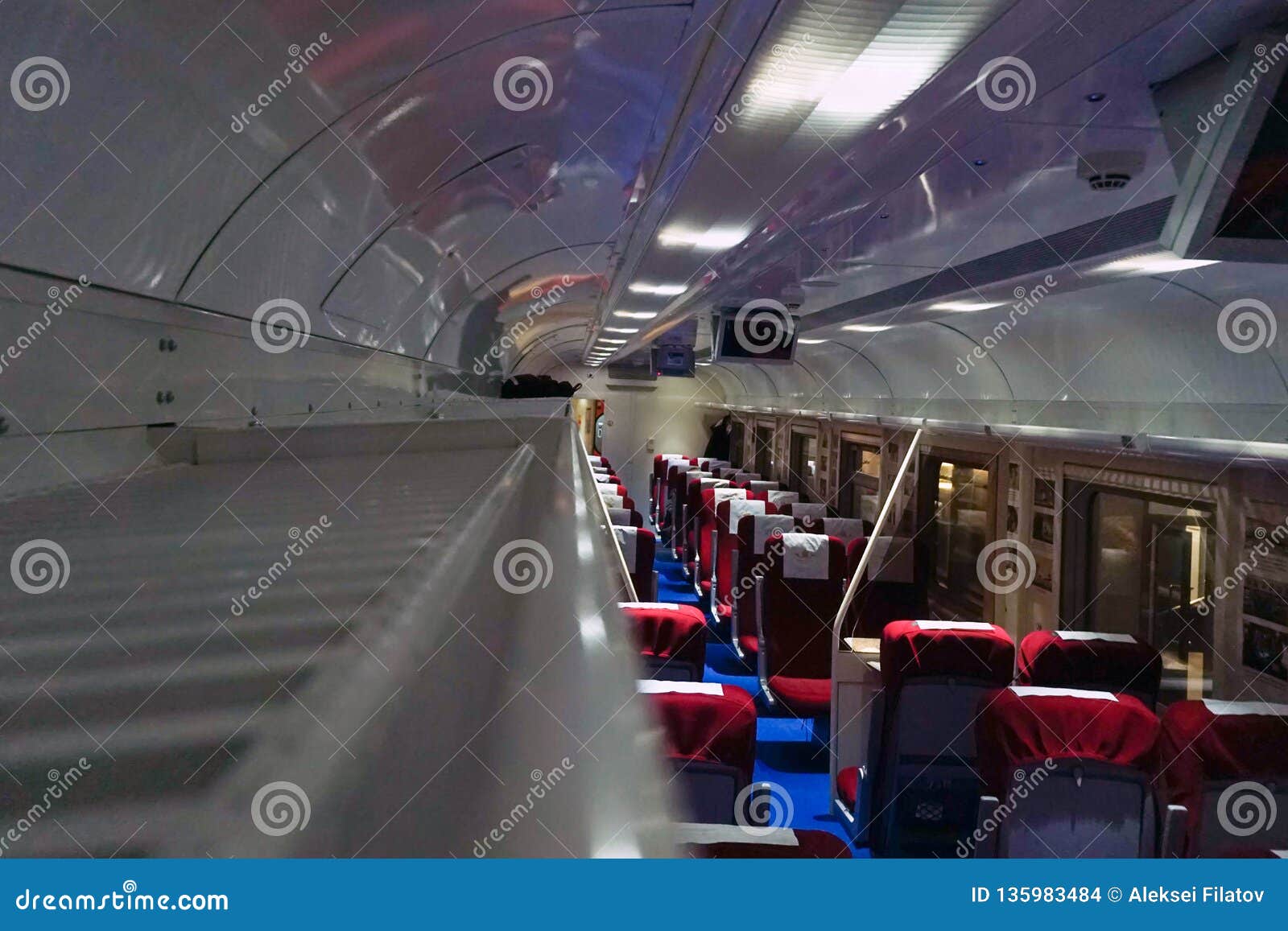 Vacie el interior del tren foto de archivo. Imagen de interior - 135983484