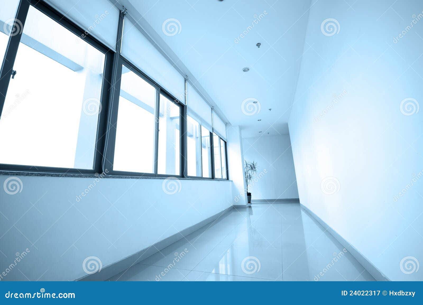 Vacie el pasillo largo imagen de archivo. Imagen de horizontal - 24022317