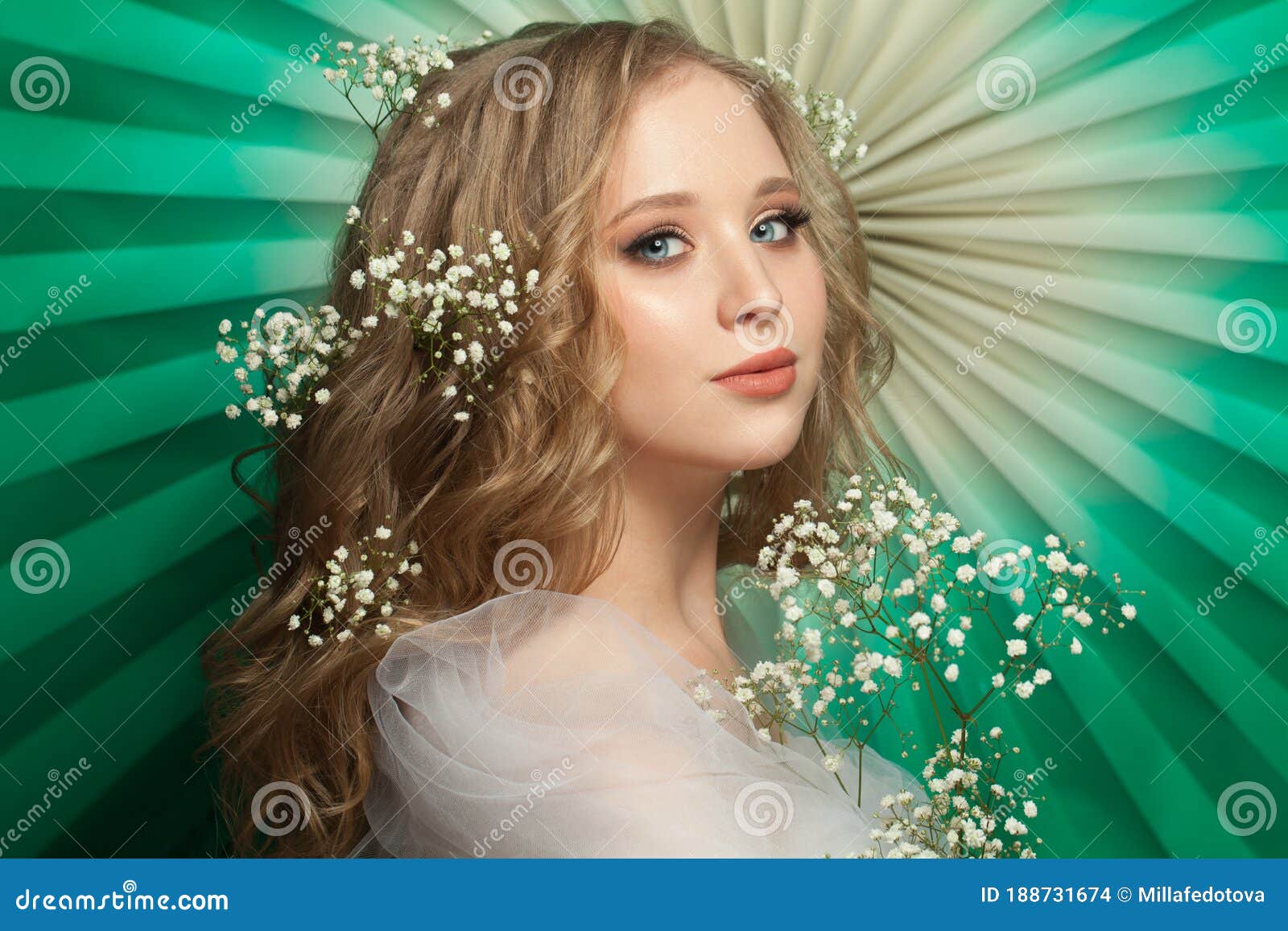 Vacker Kvinnlig Ansikte. Flicka Med Blommor Portrait Arkivfoto - Bild ...