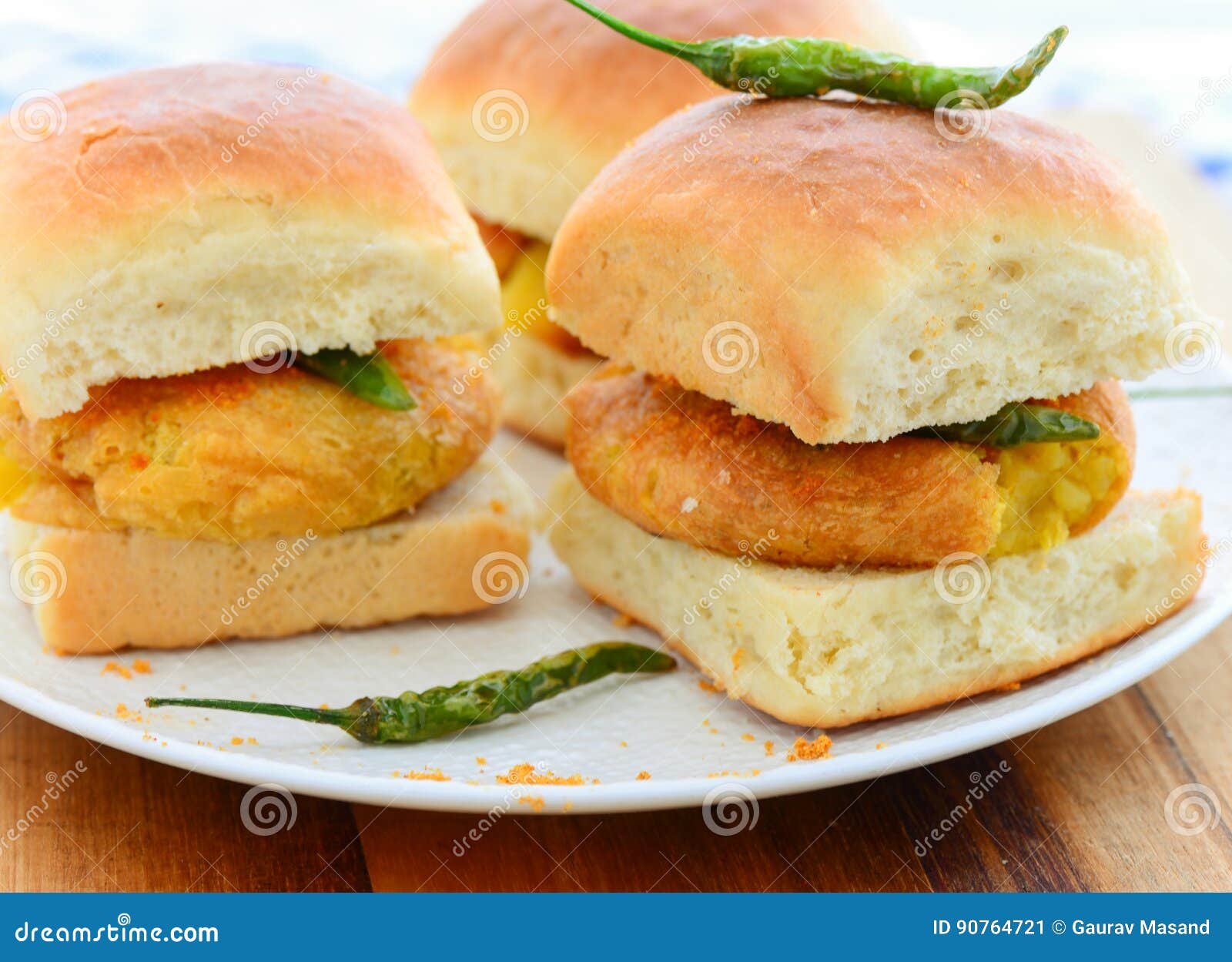 Vada pav stock afbeelding. Image of marathi, chutney - 90764721