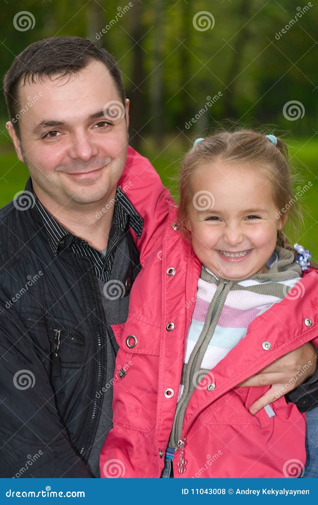 Vader en dochter stock foto. Image of omarmen, uitdrukking - 11043008