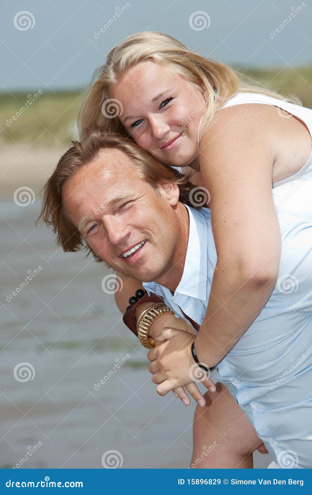 Vader en dochter stock afbeelding. Image of mens, oceaan - 15896829