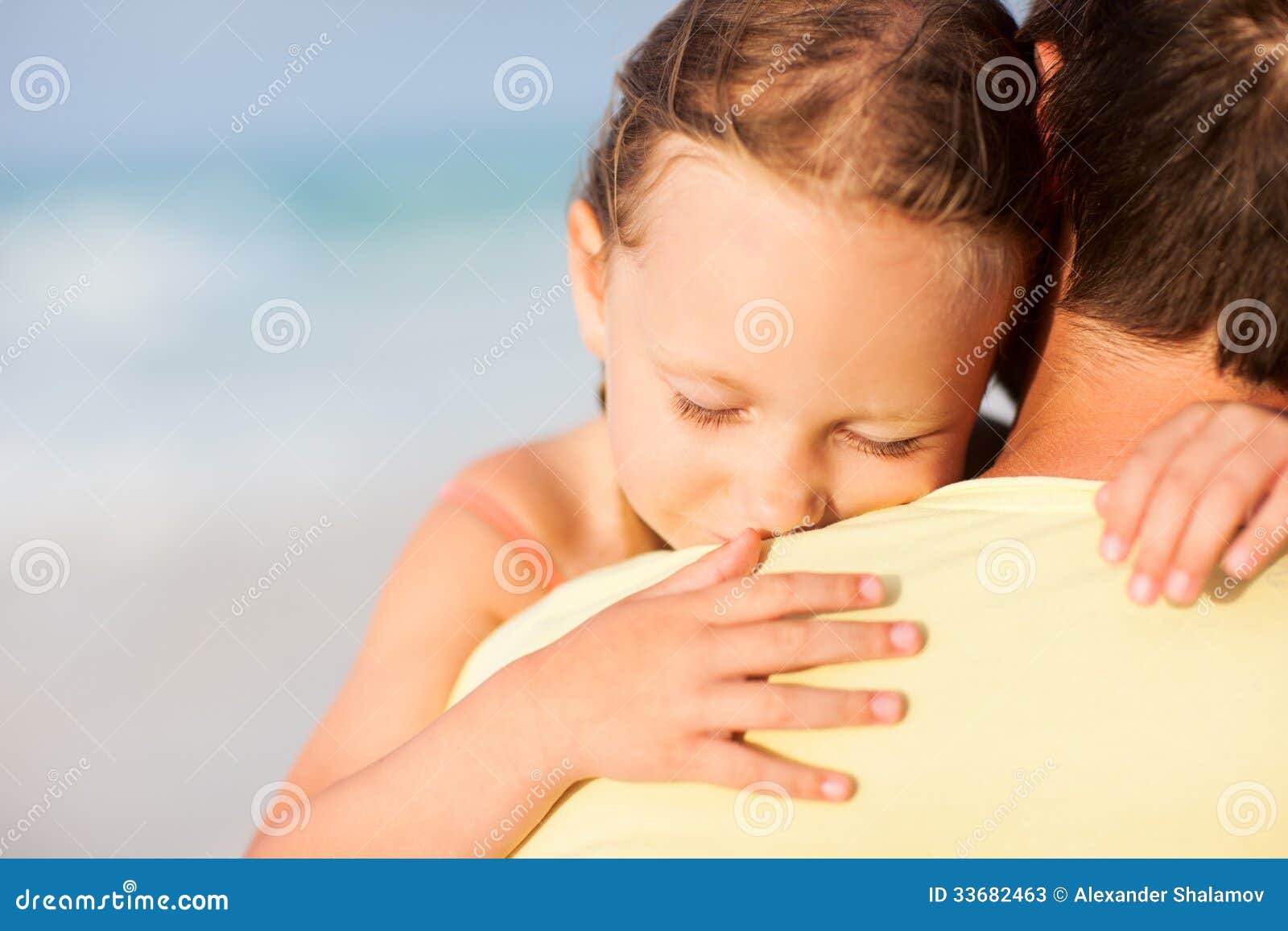 Vader en dochter stock afbeelding. Image of familie, zonlicht - 33682463