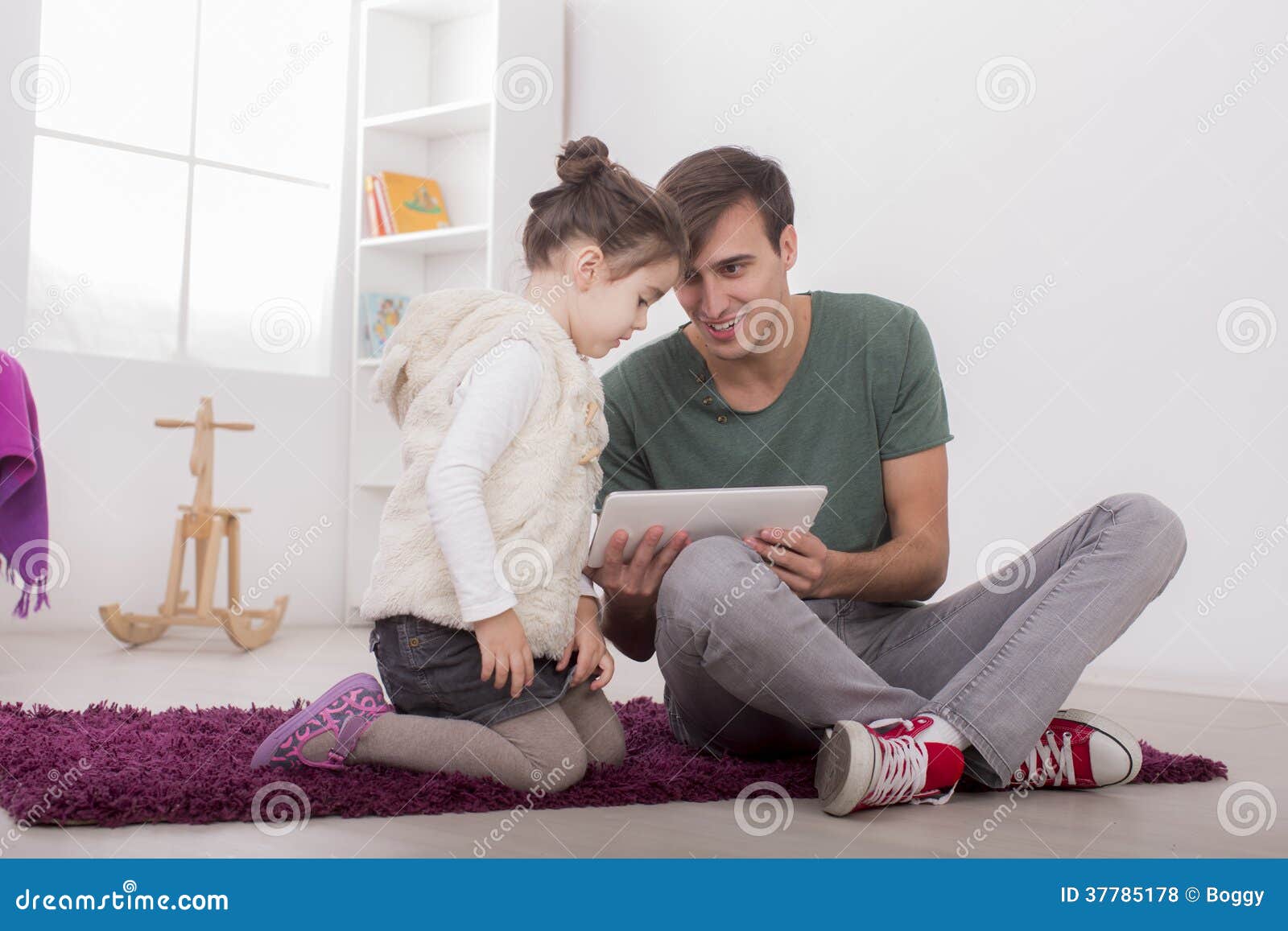 Vader en dochter stock foto. Image of mobiliteit, genieten - 37785178