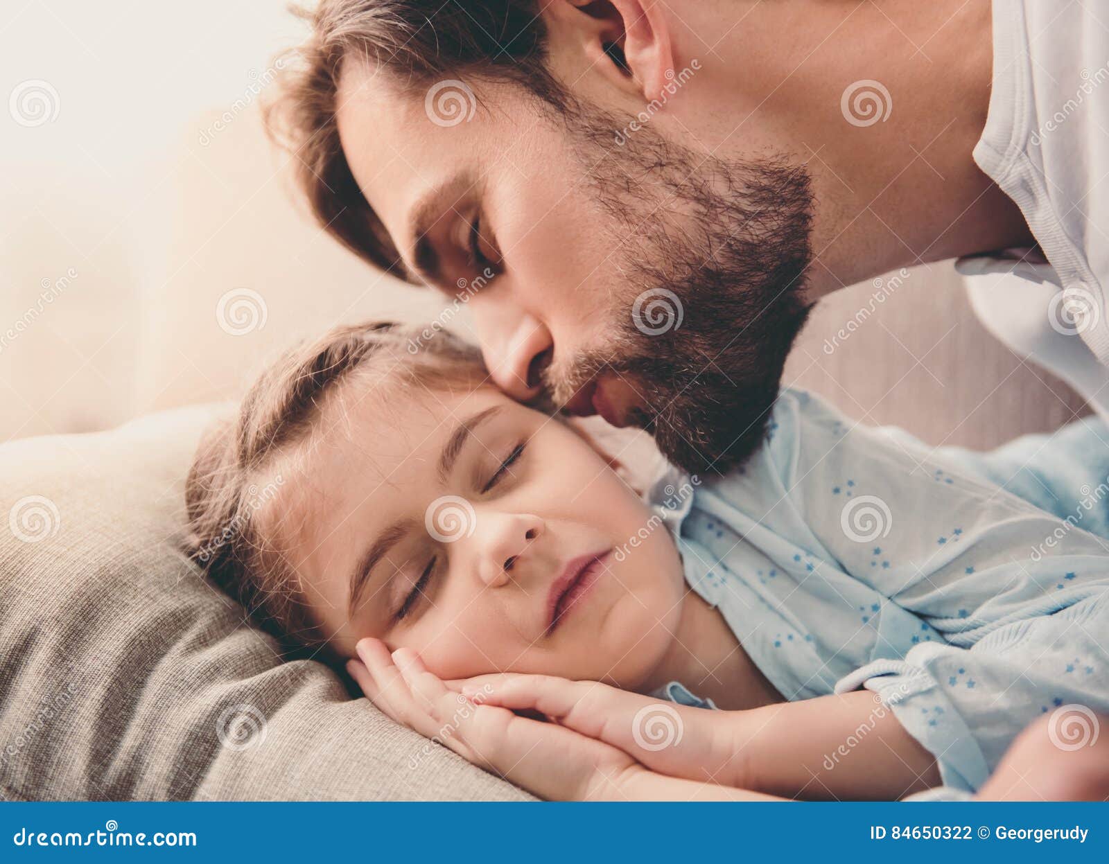 Vader en dochter stock foto. Image of kind, slaap, begrip - 84650322