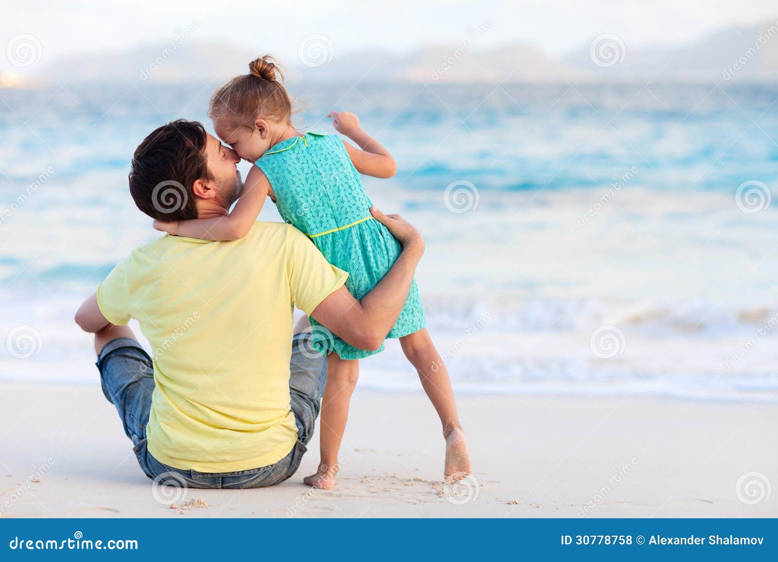 Vader En Dochter Bij Strand Stock Foto - Image of samen, tropisch: 30778758