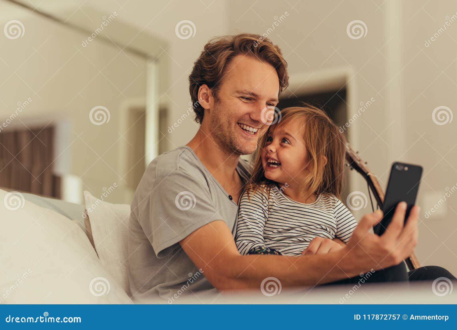 Vader En Dochter Het Besteden Tijd Samen Thuis Stock Afbeelding - Image ...