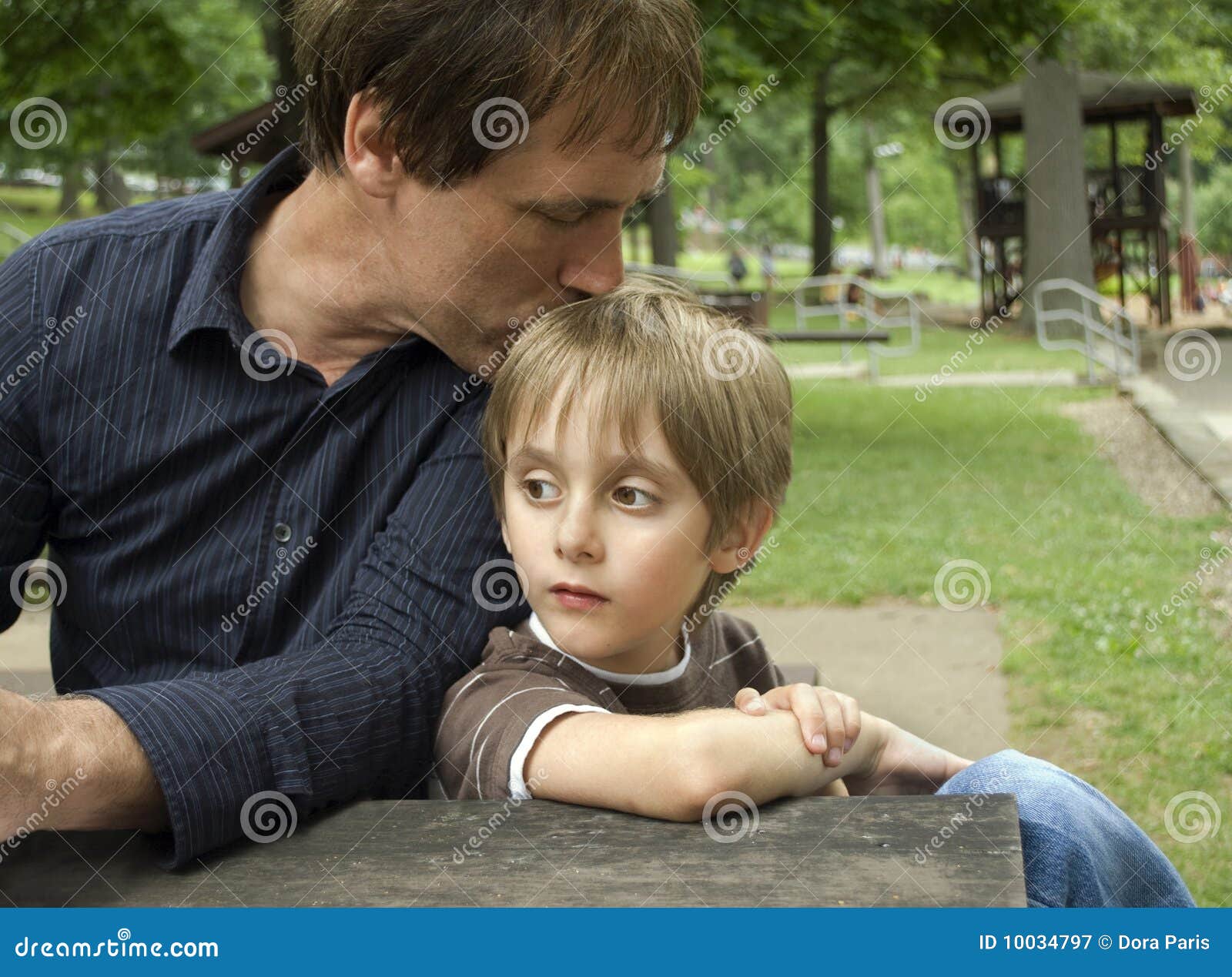 Vader en zoon stock afbeelding. Image of park, sluit - 10034797