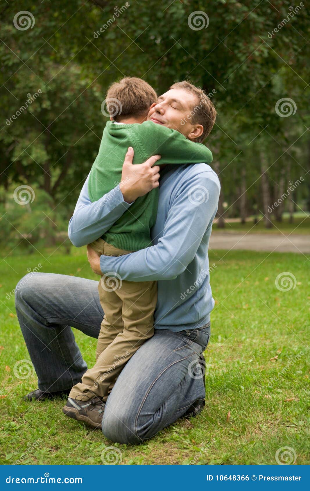 Vader en zoon stock foto. Image of knuffelen, lucht, generatie - 10648366