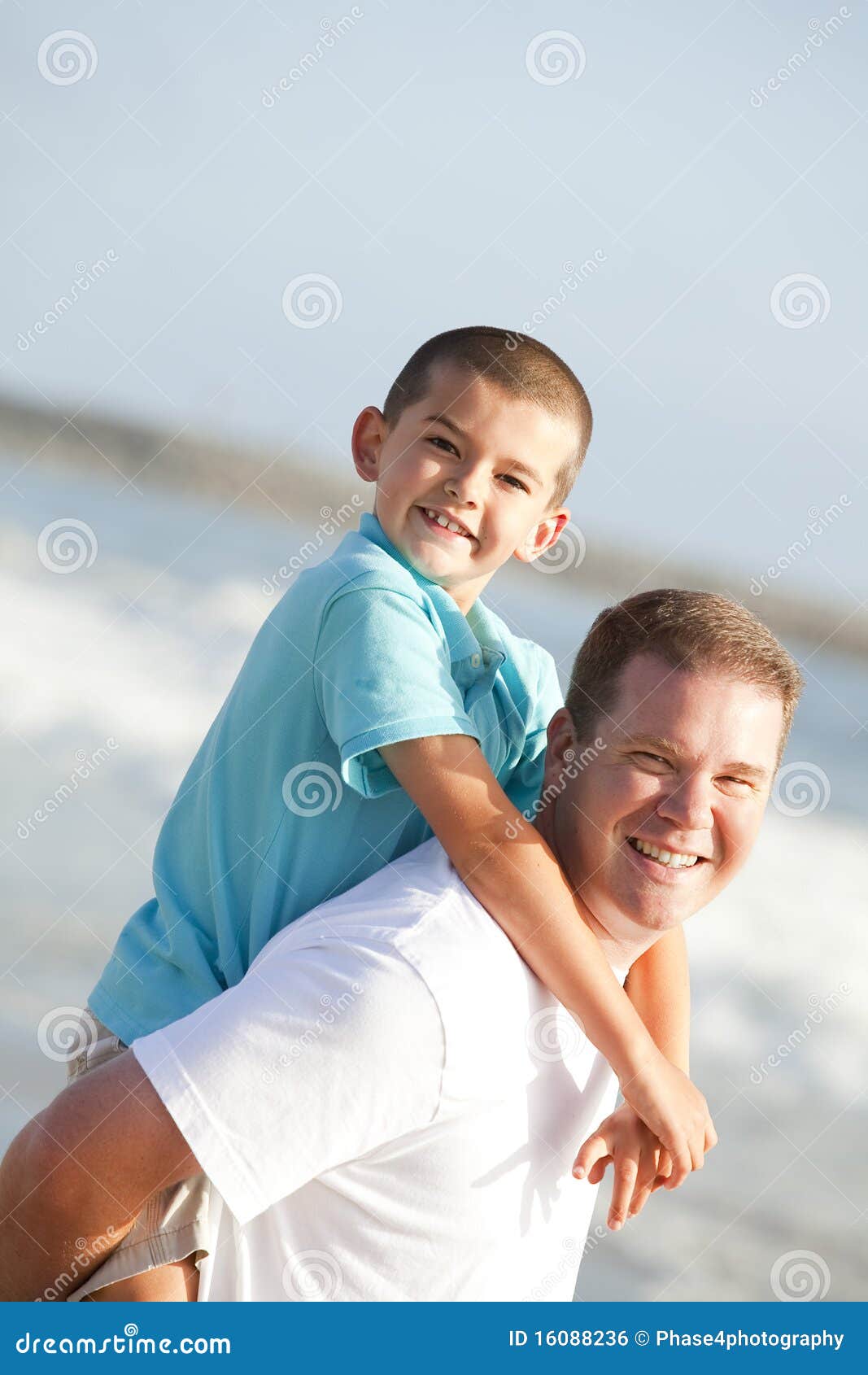 Vader en zoon stock foto. Image of zuigeling, toevallig - 16088236