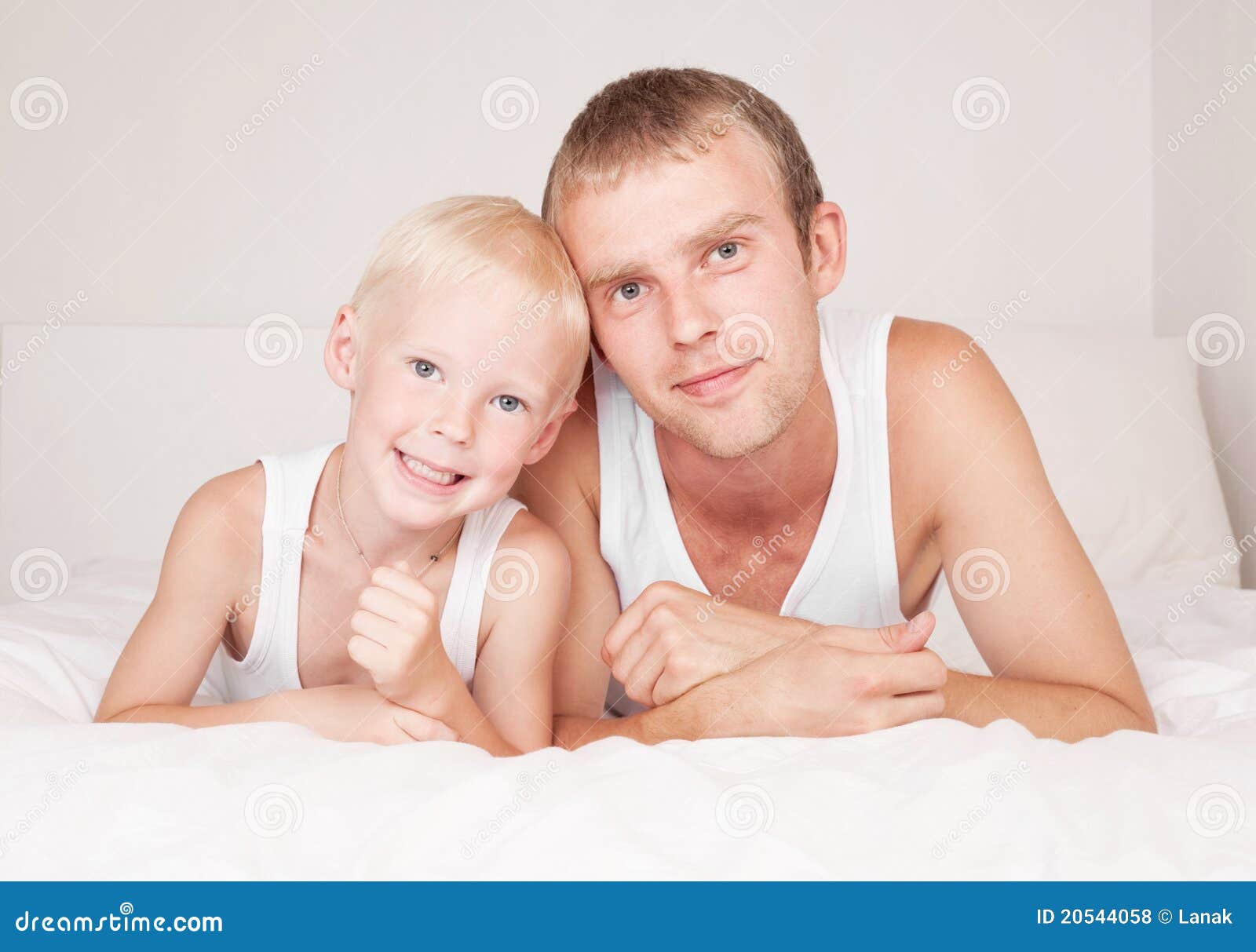 Vader en zoon stock foto. Image of binnenkant, linnen - 20544058