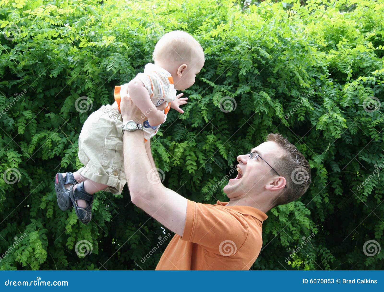 Vader en zoon stock afbeelding. Image of liefde, jongen - 6070853