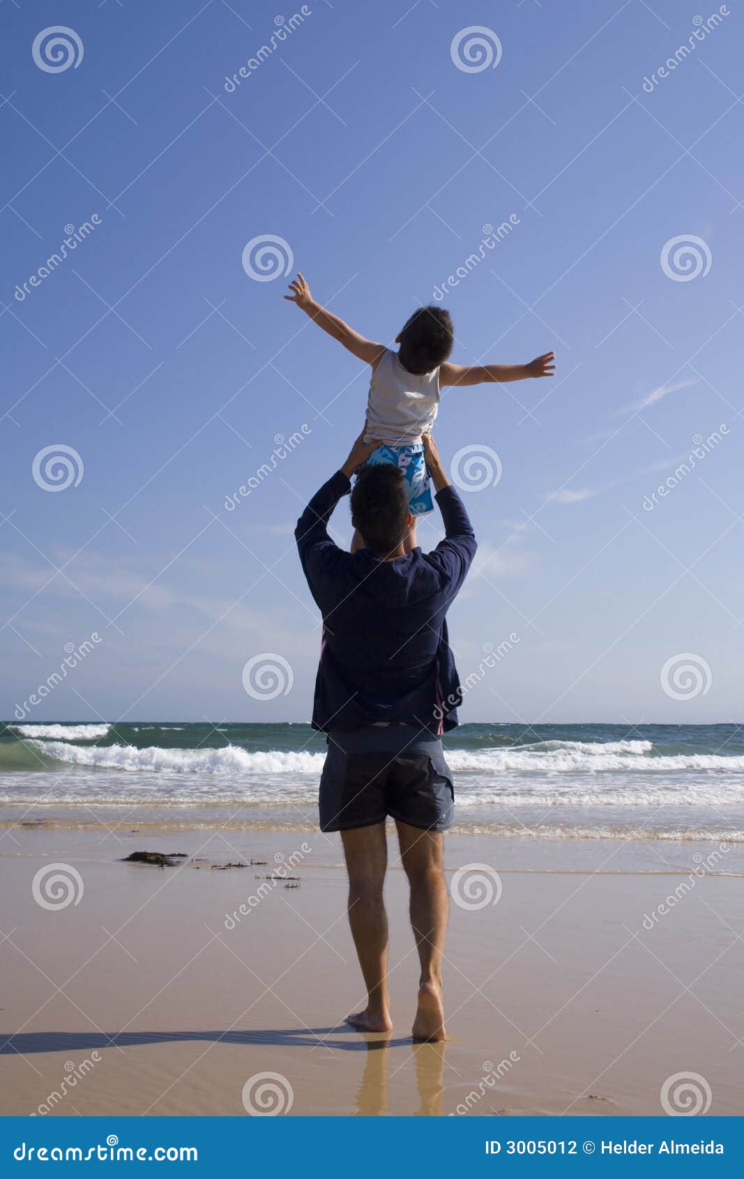 Vader En Zoon Bij Het Strand Redactionele Fotografie - Image of jongen ...