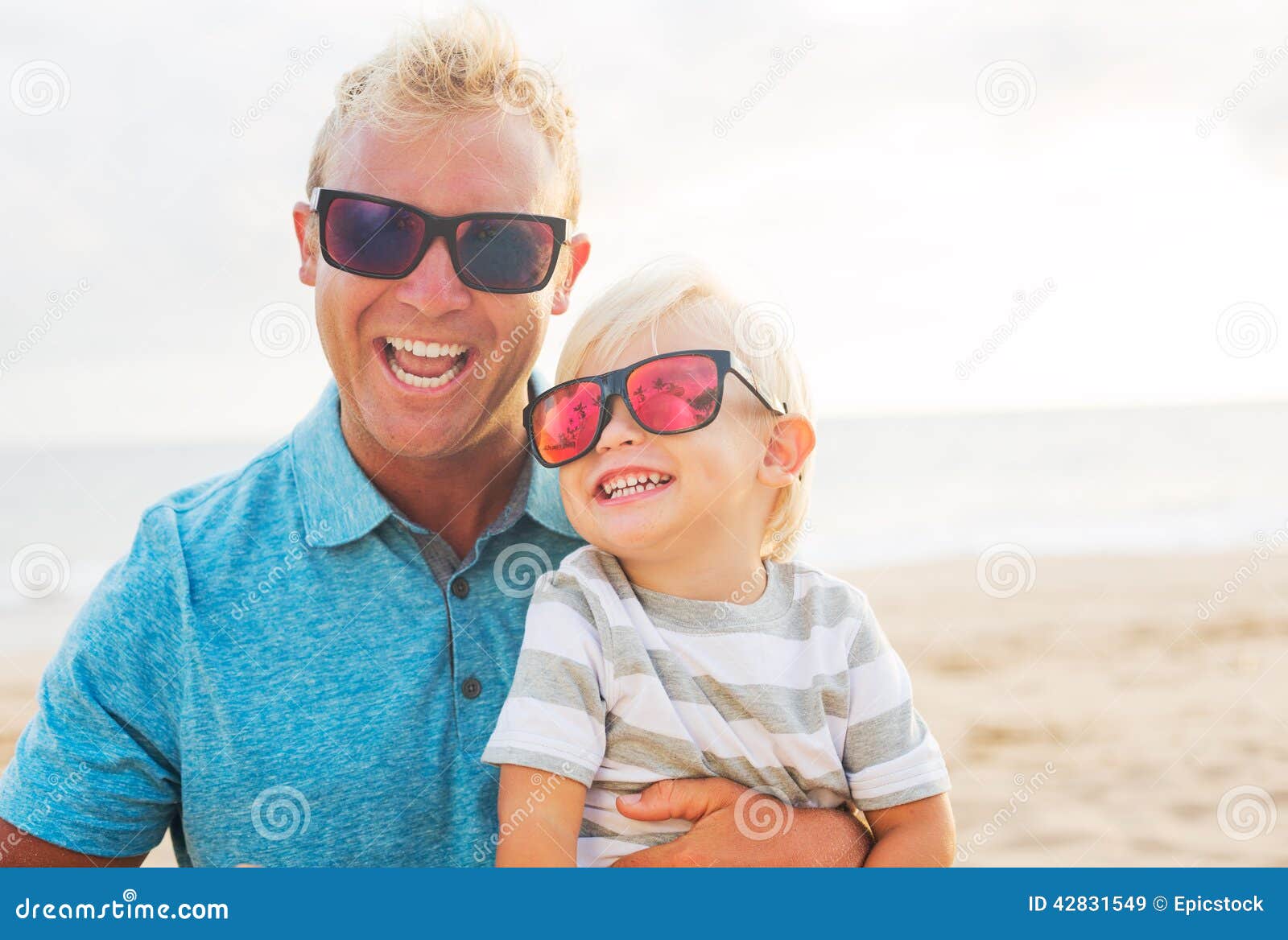 Vader En Zoon Bij Het Strand Stock Afbeelding - Image of pret, kind ...