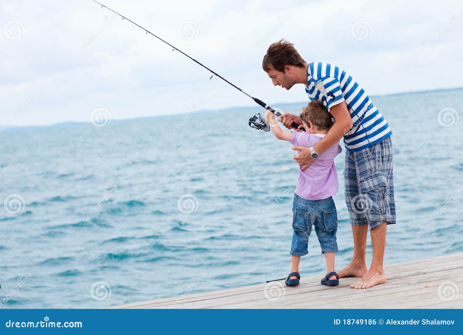 Vader En Zoon Die Samen Vissen Stock Foto - Image of zoon, horizontaal ...