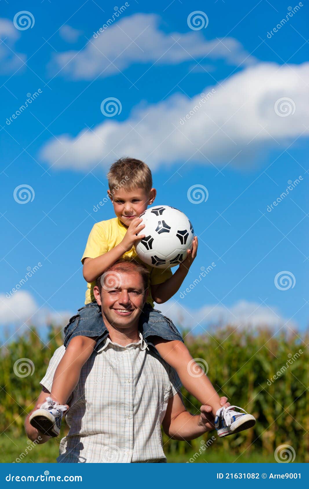 Vader en zoon met voetbal stock foto. Image of bedrijf - 21631082