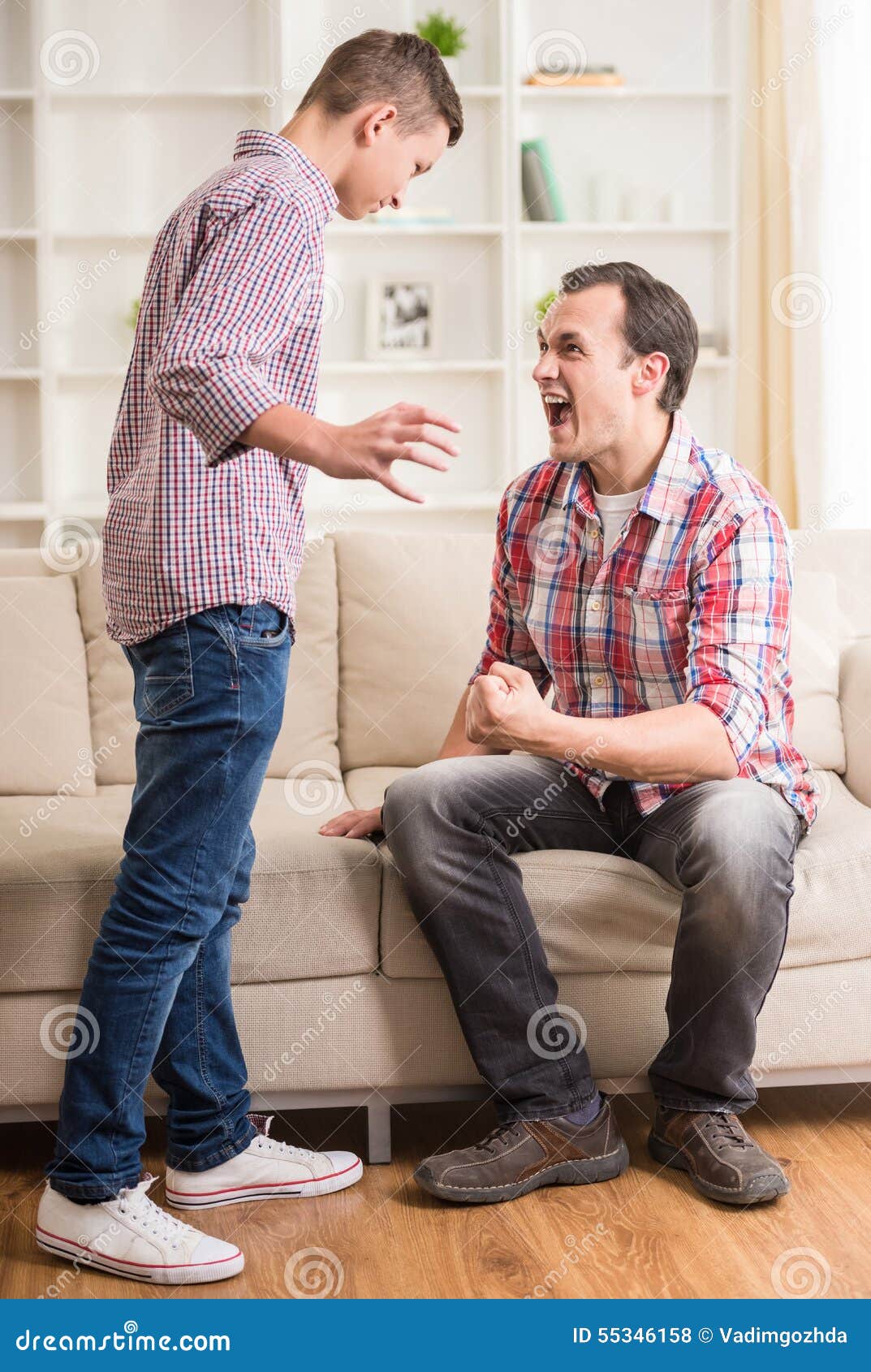 Vader en zoon thuis stock foto. Image of mensen, ruzie - 55346158