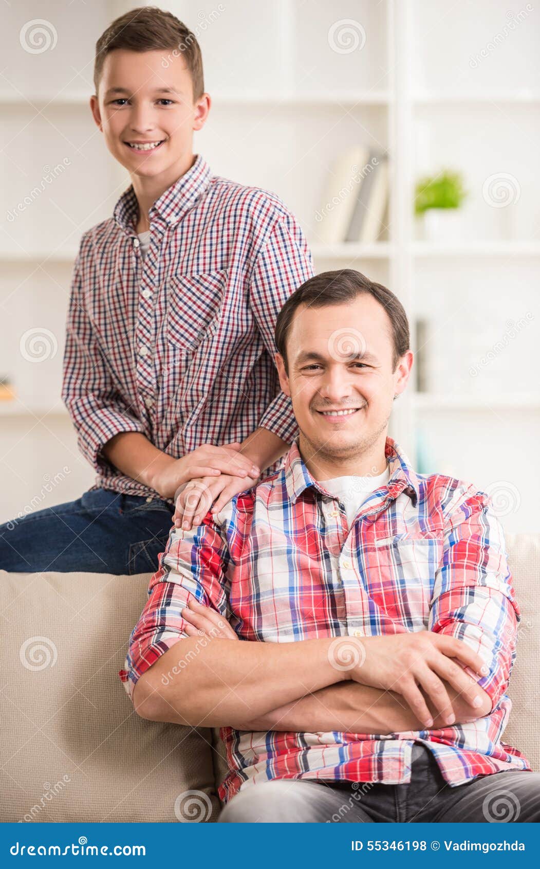 Vader en zoon thuis stock foto. Image of mensen, uitziend - 55346198