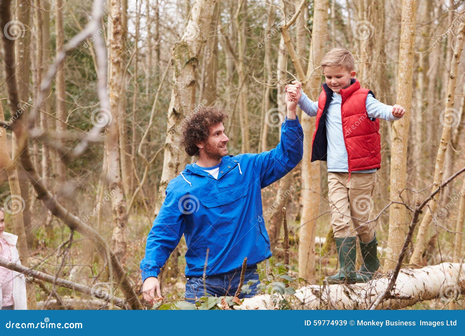 Vader and Son Op Gang in Bos Stock Afbeelding - Image of verkennen ...