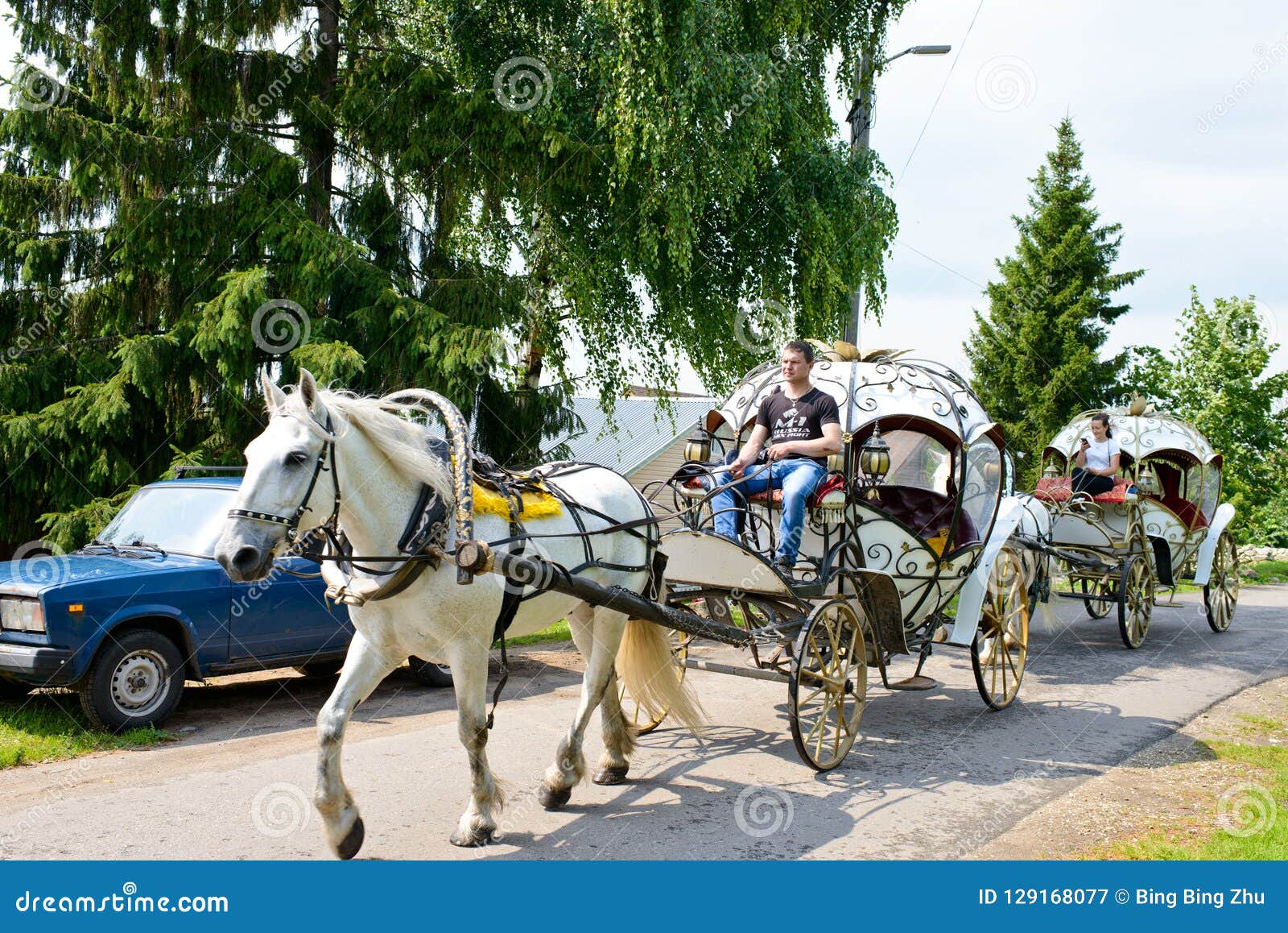Vagnar i en stad av Europa redaktionell arkivbild. Bild av ryssland ...