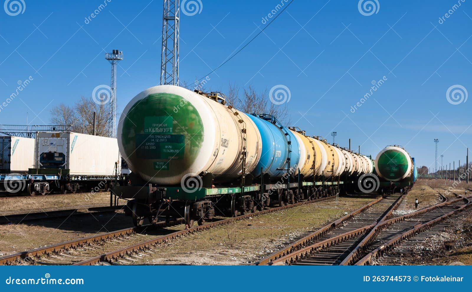 Vagones De Ferrocarril Y Ferrocarril Y Vagones Cisterna Foto de archivo ...