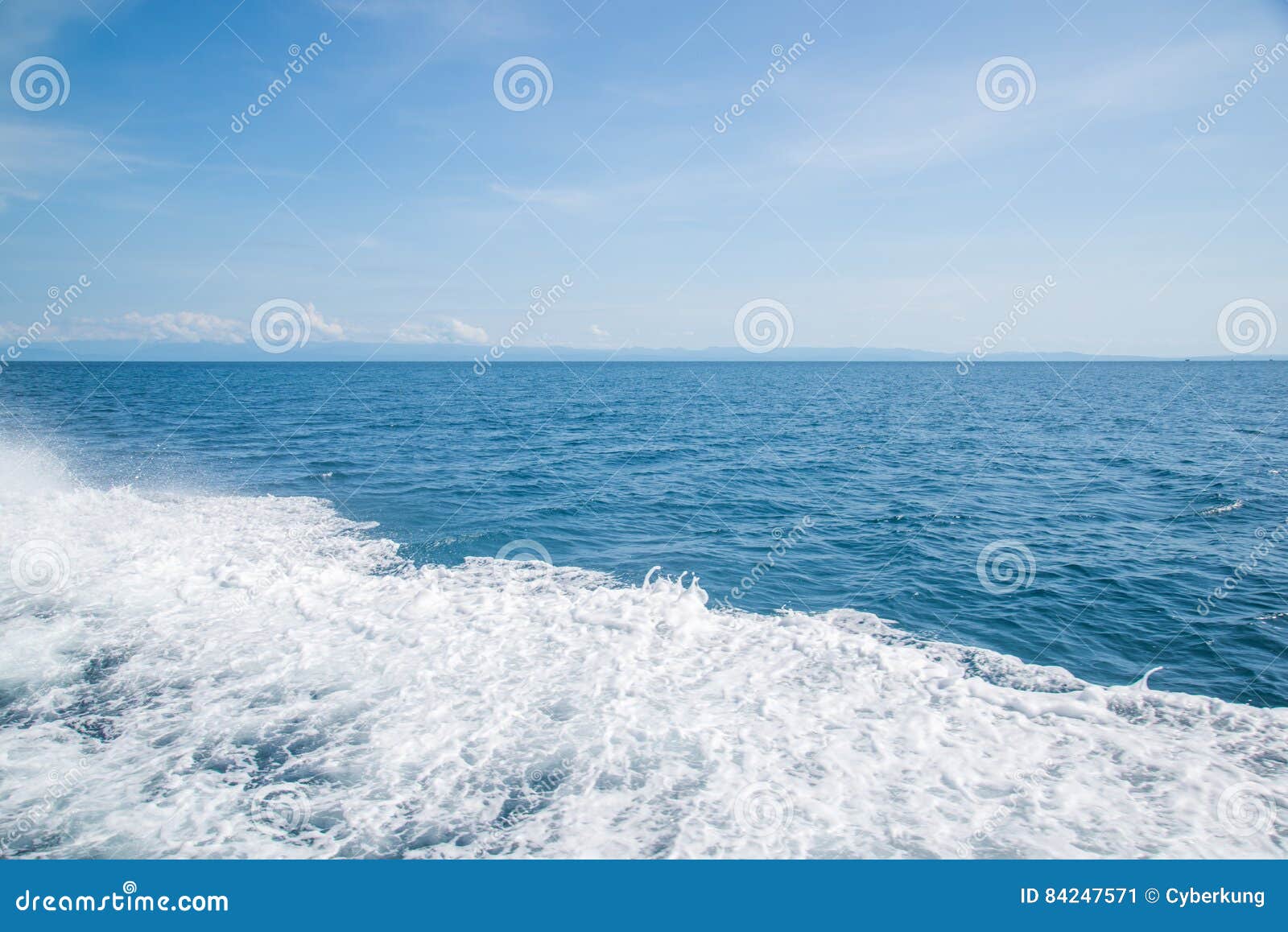 Vague blanche de bateau image stock. Image du flou, lumière - 84247571