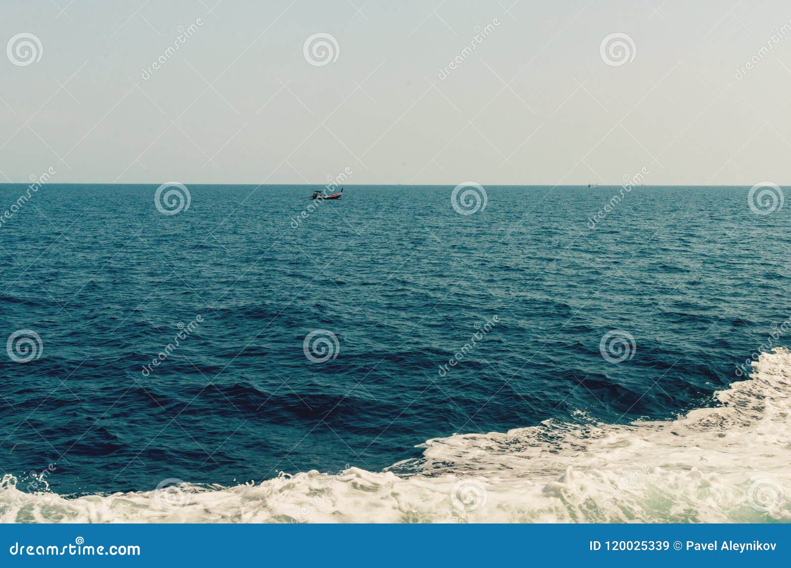 Vague De Bateau Sur La Surface De L'eau En Mer Image stock - Image du ...