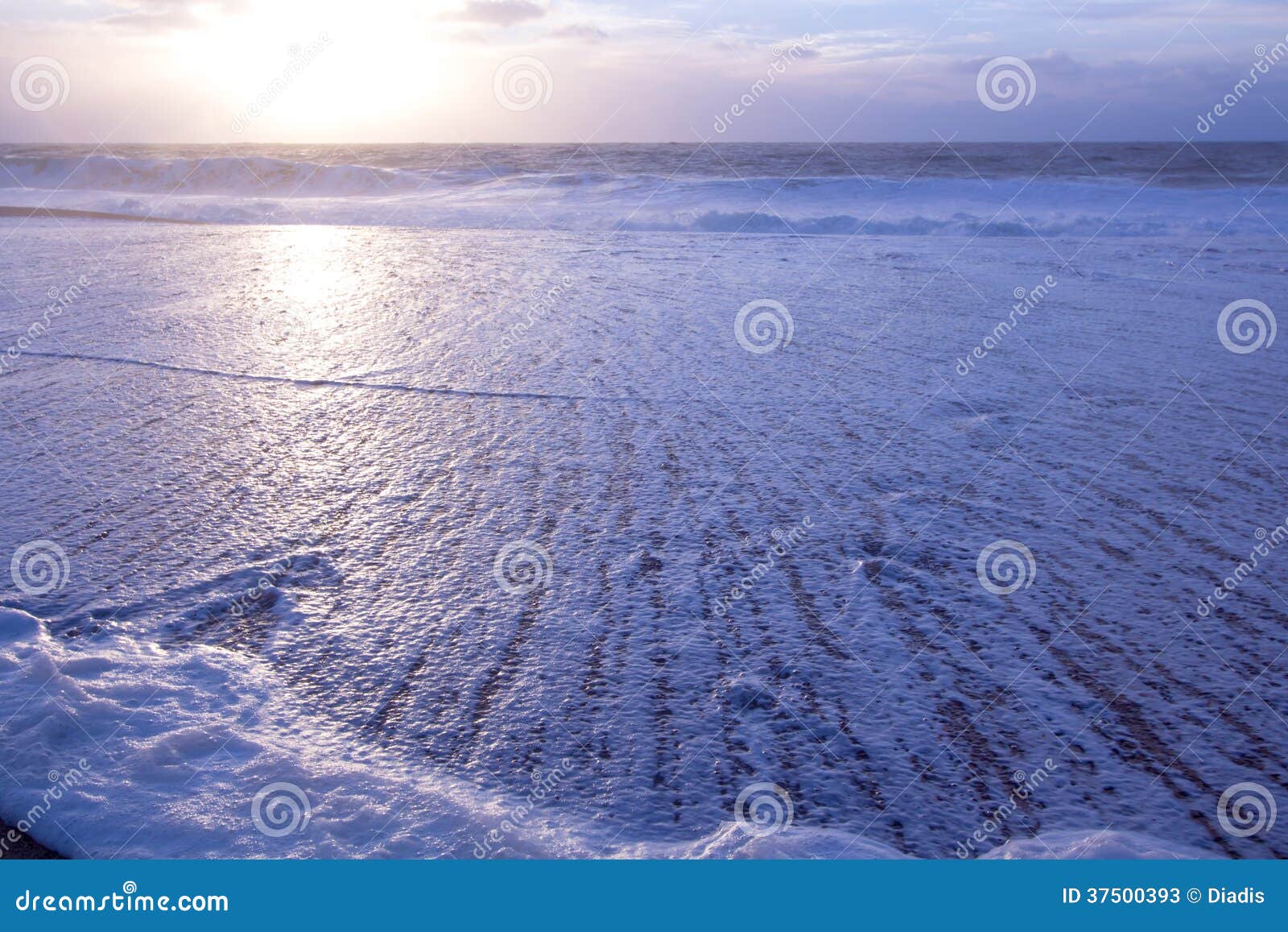 Vague de plage image stock. Image du penchant, rivage - 37500393