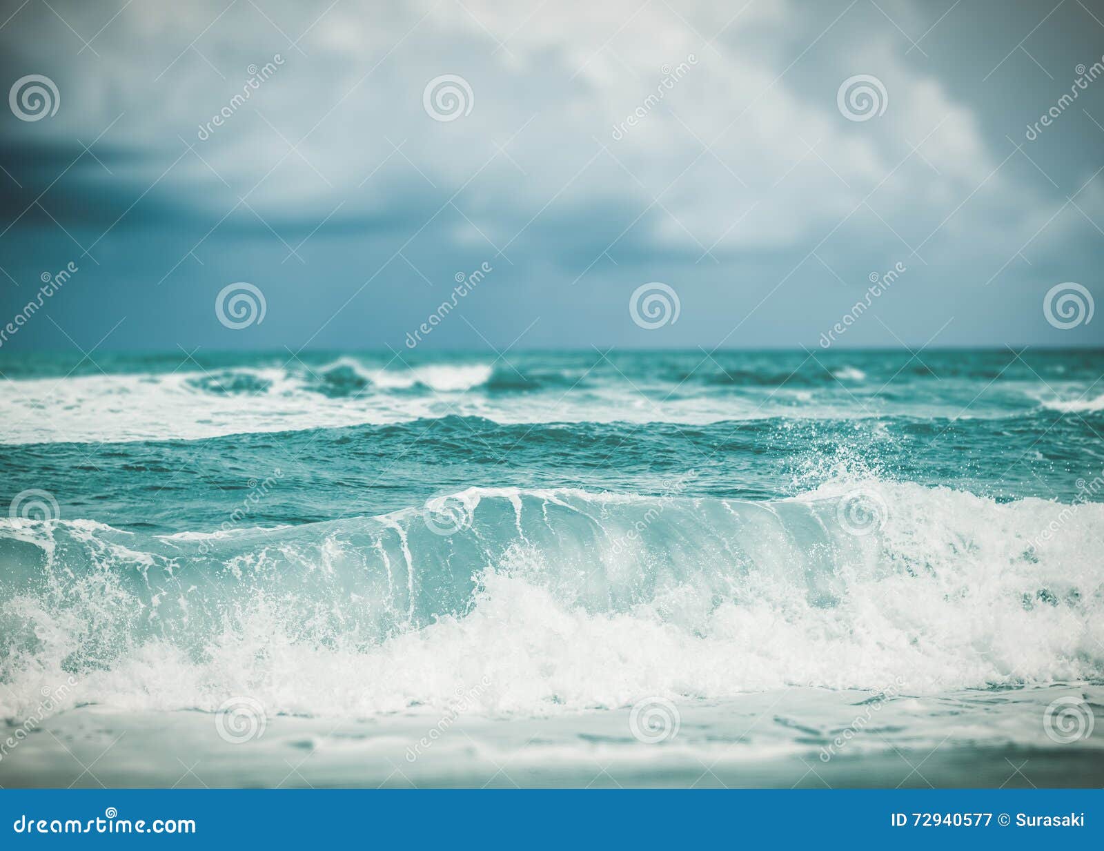 Vague forte en mer image stock. Image du beauté, horizon - 72940577