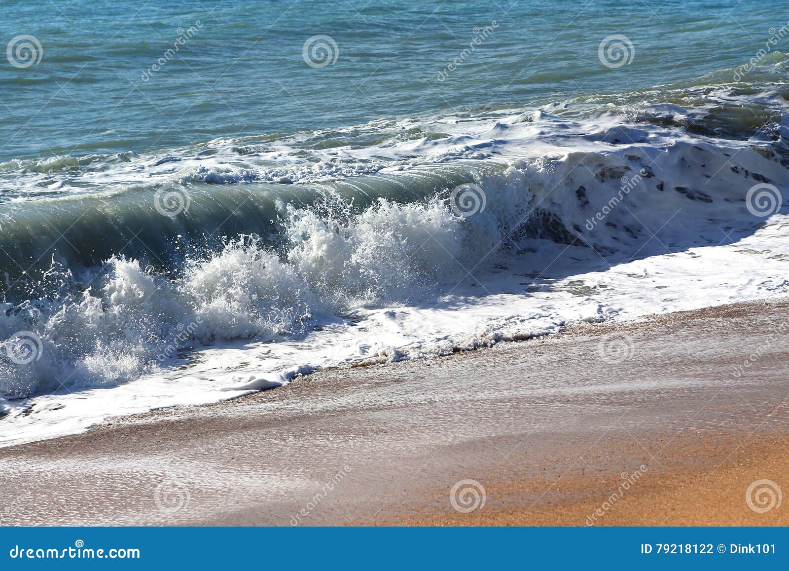 Vague Sur La Plage De Sable Photo stock - Image du horizontal, vert ...