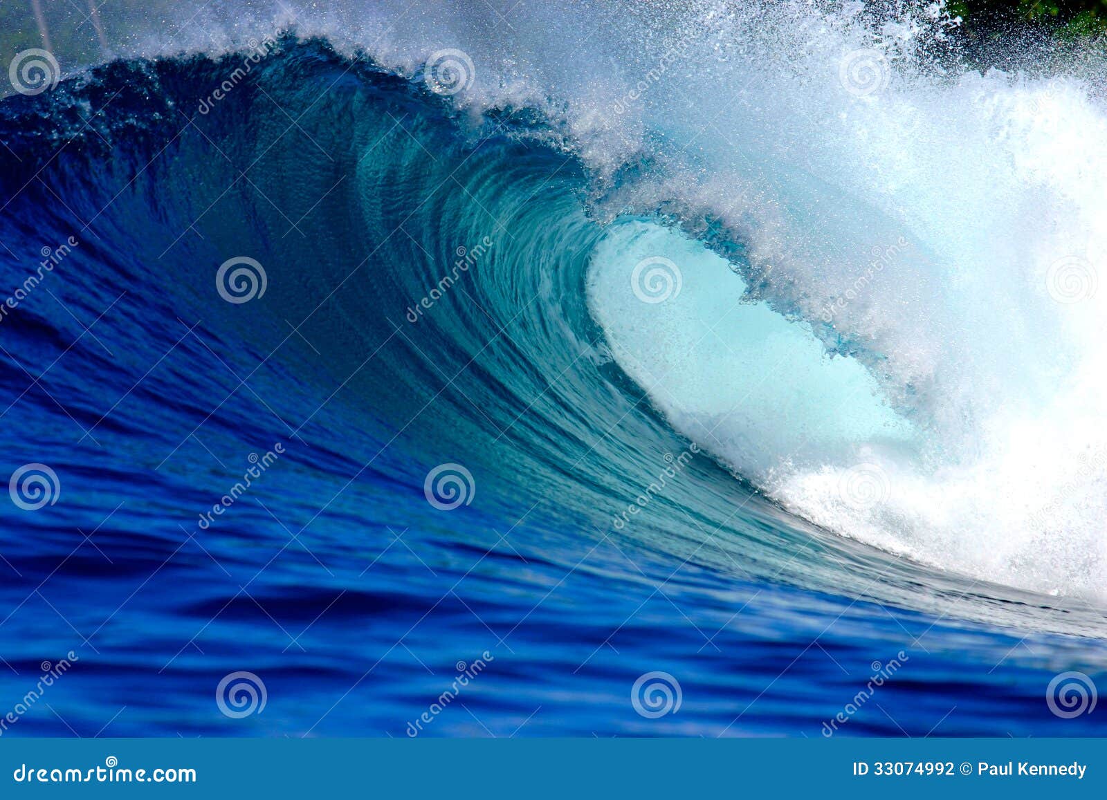 Vague surfante bleue photo stock. Image of houle, indonésie - 33074992