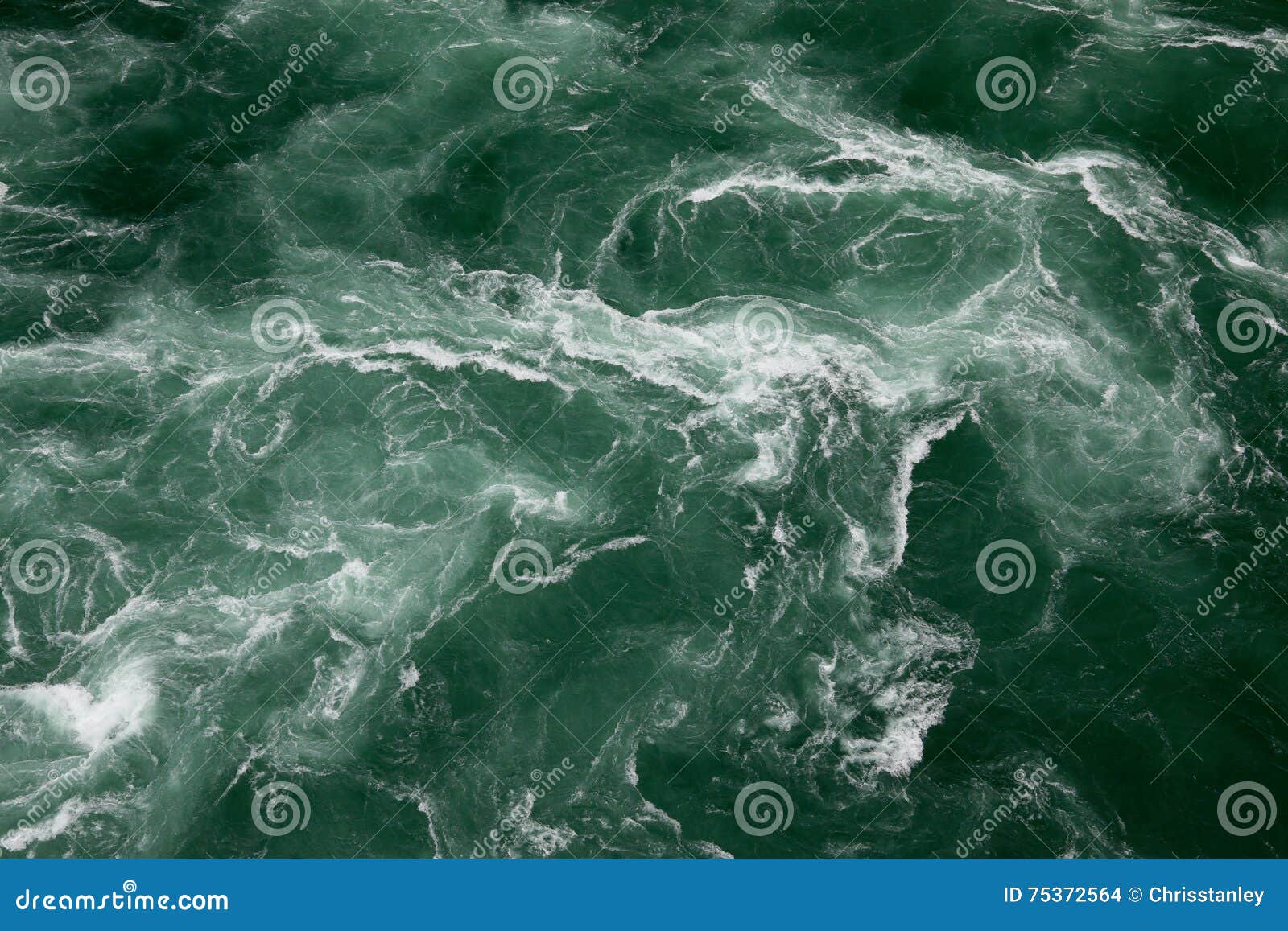 Vagues dans l'eau verte photo stock. Image du environnement - 75372564