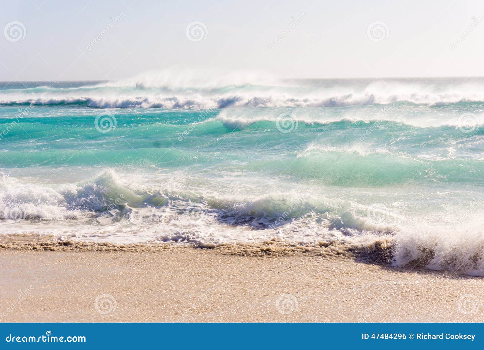 Vagues De Mer Agitée De Plage Photo stock - Image du azur, plage: 47484296