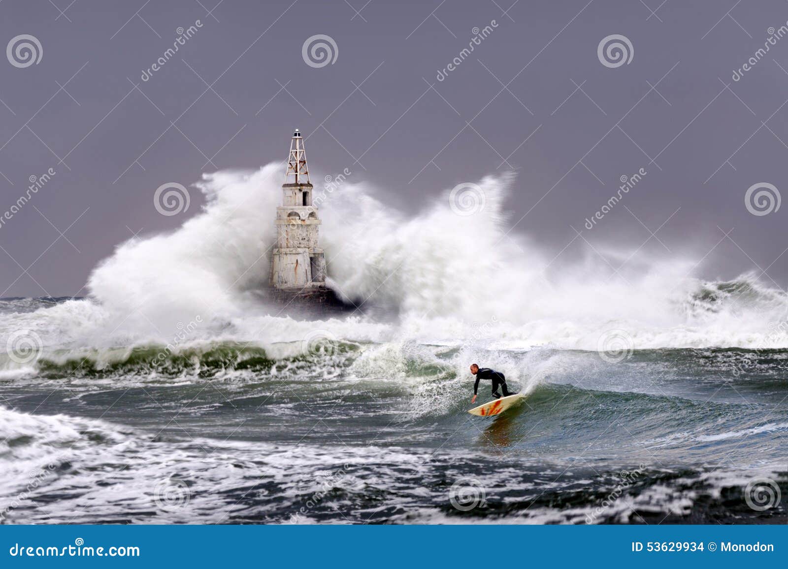Vagues et ressac photo stock. Image du phare, surf, action - 53629934