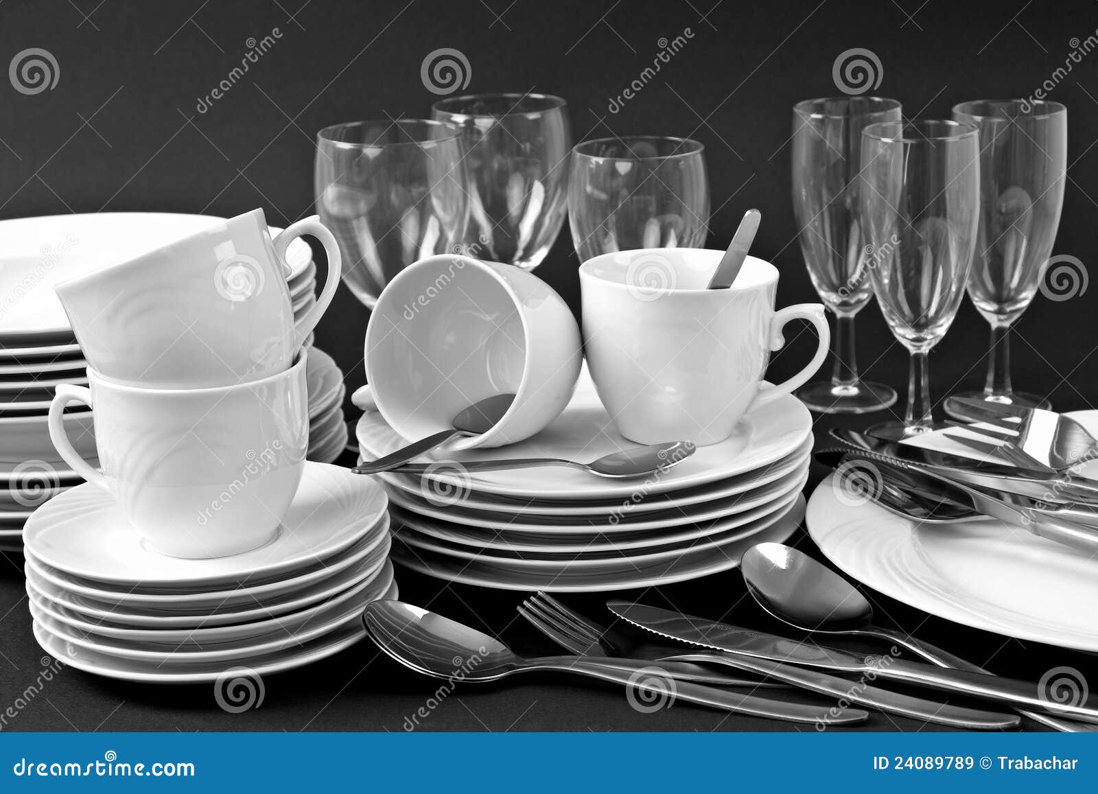 Vaisselle image stock. Image du boire, table, glace, vaisselle - 24089789