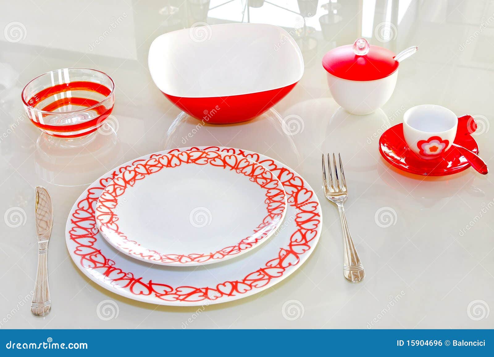 Vaisselle rouge photo stock. Image du tabletop, installation - 15904696