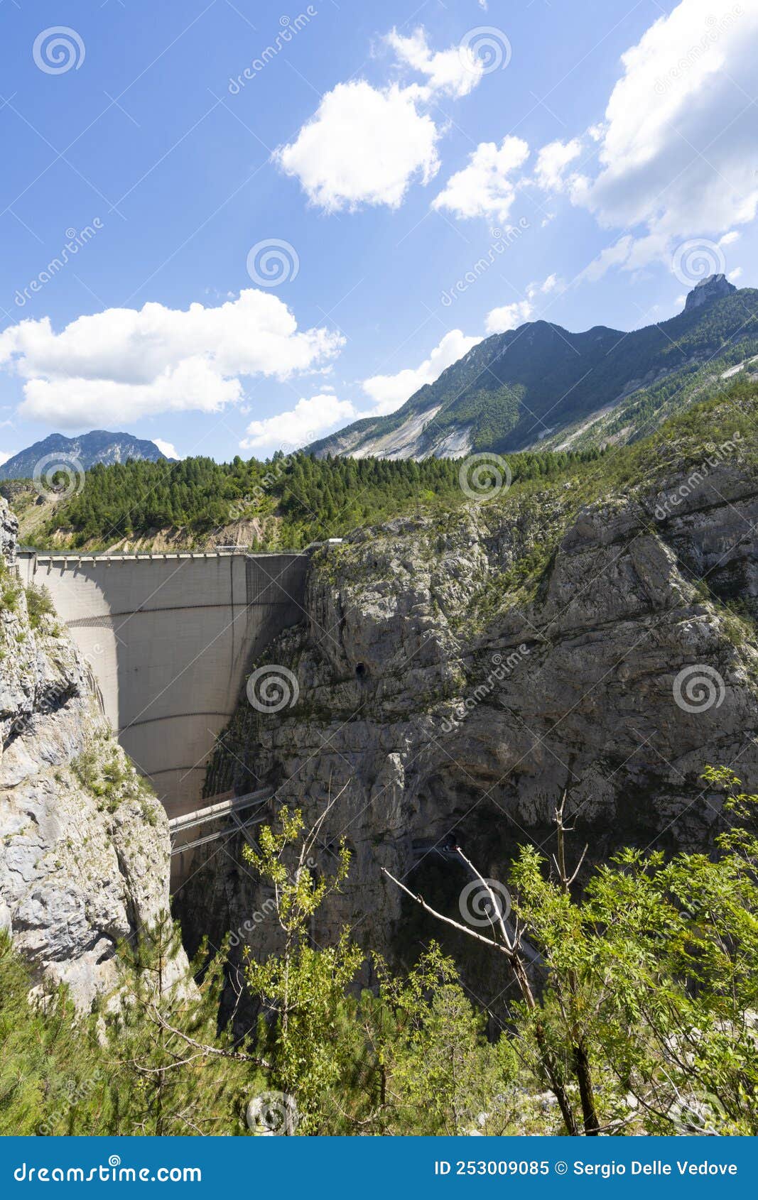 The Vajont dam, Italy stock image. Image of green, mountain - 253009085