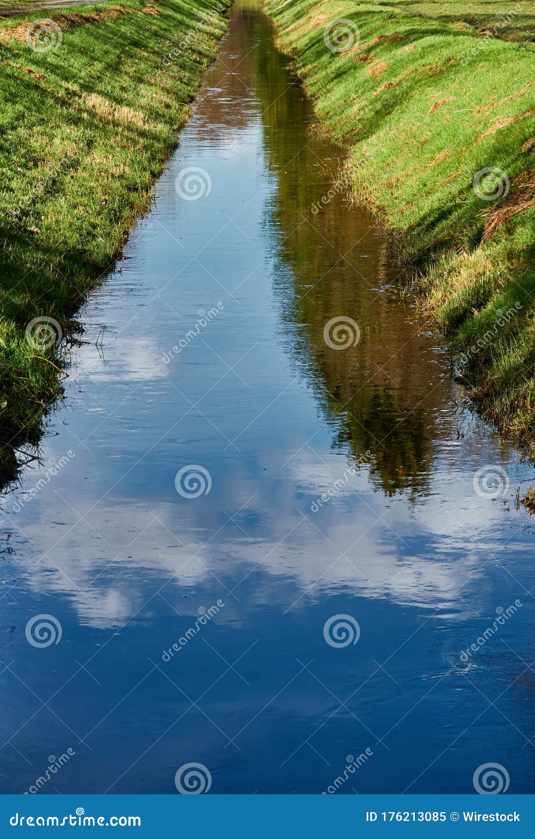 Vala De Drenagem Terrestre Rodeada De Erva Verde Imagem de Stock ...