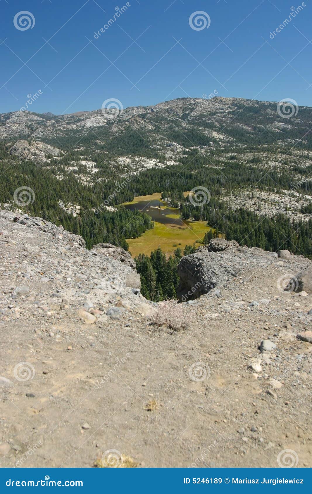 Vale do urso imagem de stock. Imagem de lago, serra, paisagem - 5246189